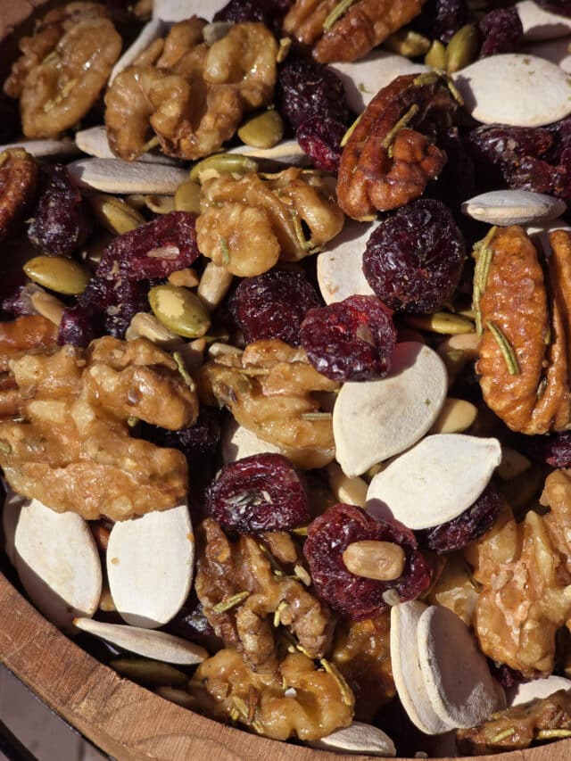 Thanksgiving Trail Mix Recipe [with Maple Rosemary Glazed Nuts!] - 2 ...