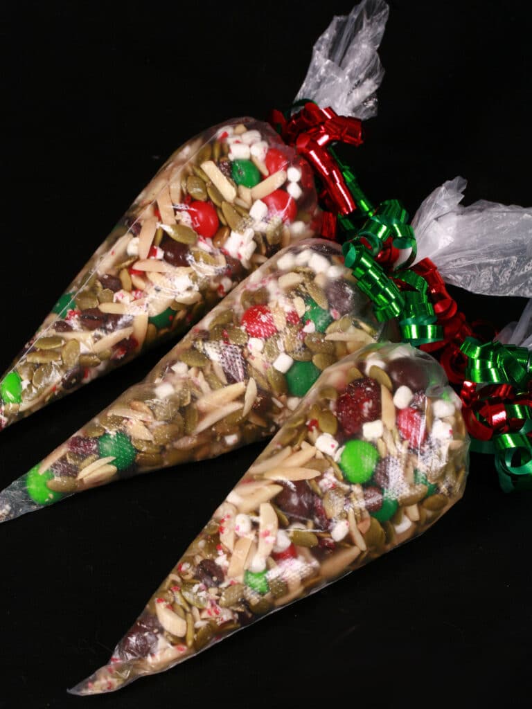 Christmas Trail Mix Recipe [Festive Peppermint Mocha Snack Mix!] - 2 ...